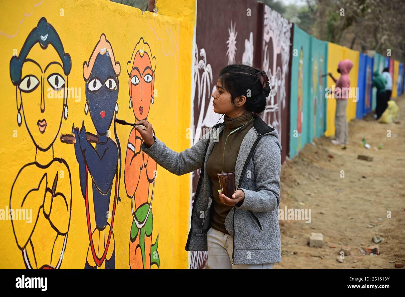 Prayagraj, India. 31st Dec, 2024. An artist paints the wall ahead of Mahakumbh 2025 in Prayagraj ...