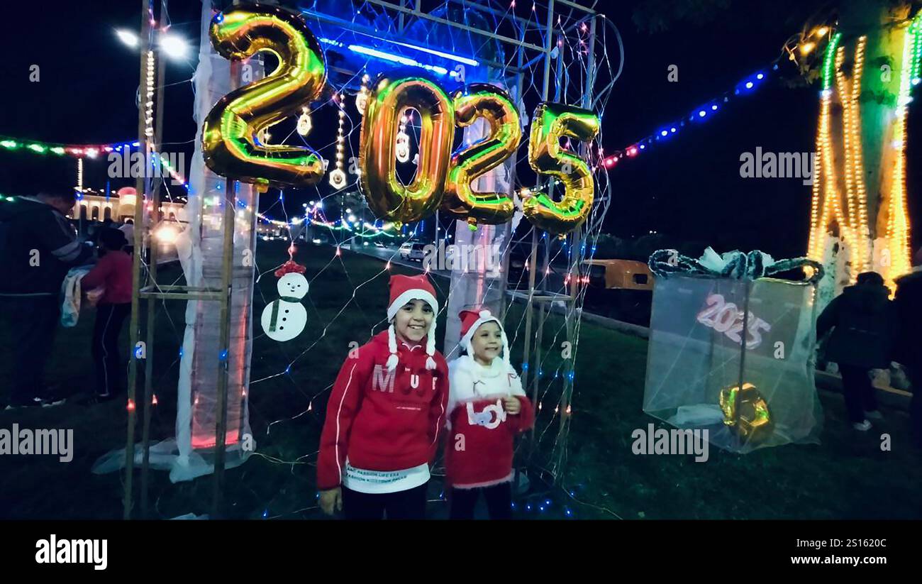 Cairo, Egypt. 31st Dec, 2024. Egyptian families take pictures to ...