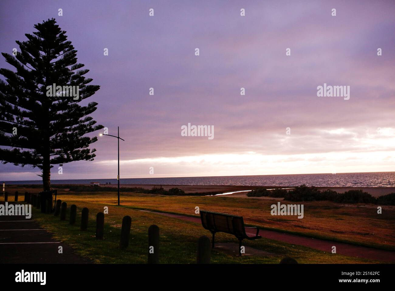 Melbourne, Australia. 01st Jan, 2025. Soft hues of dawn paint the ...