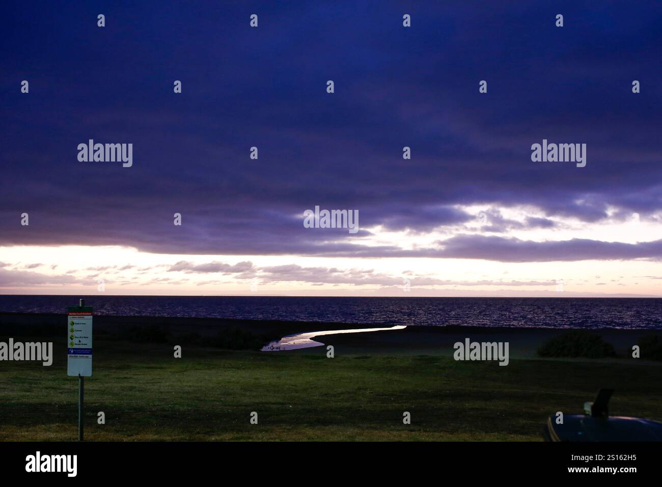 Melbourne, Australia. 01st Jan, 2025. Soft hues of dawn paint the ...