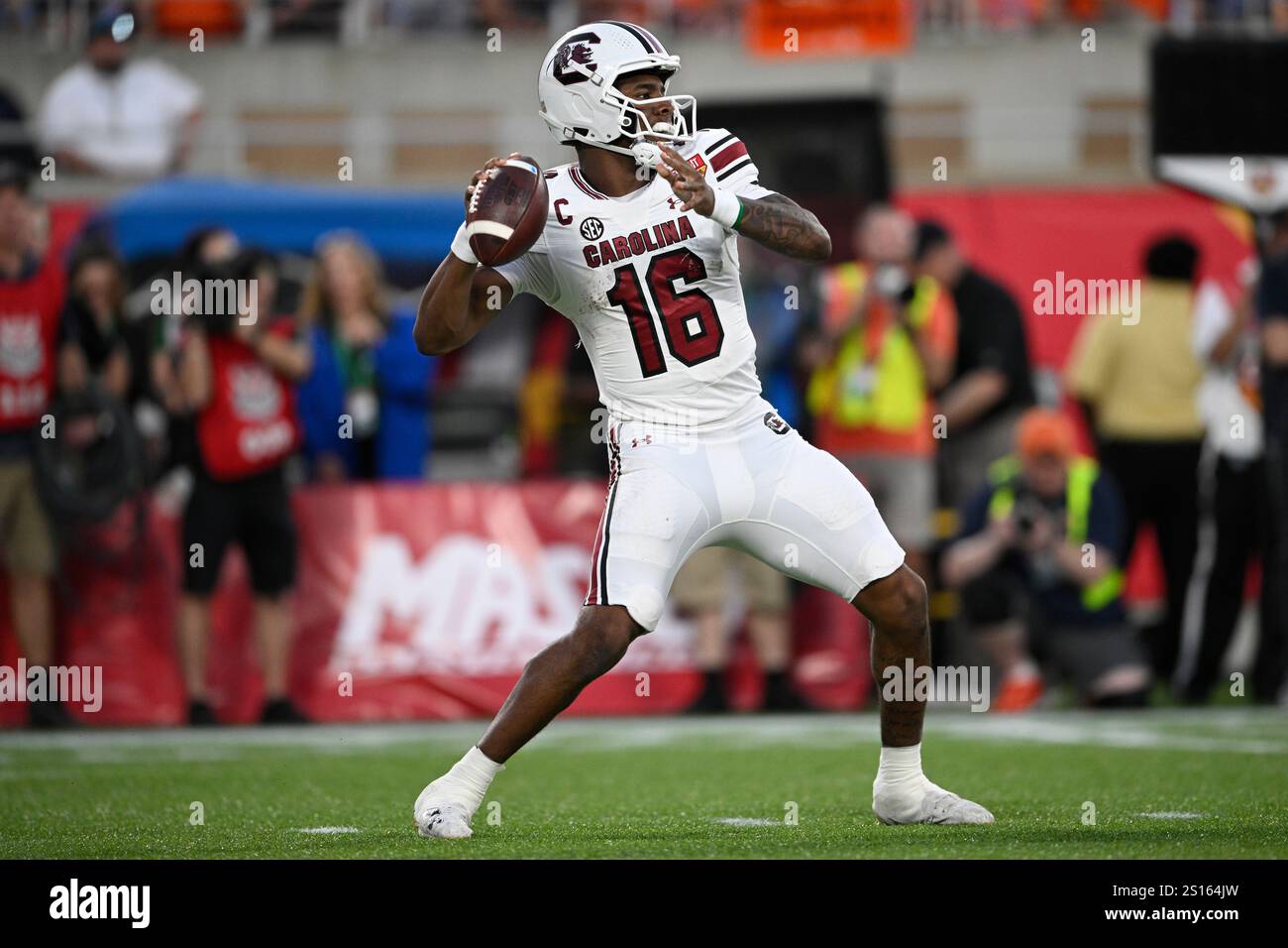 South Carolina quarterback LaNorris Sellers (16) looks for a receiver ...