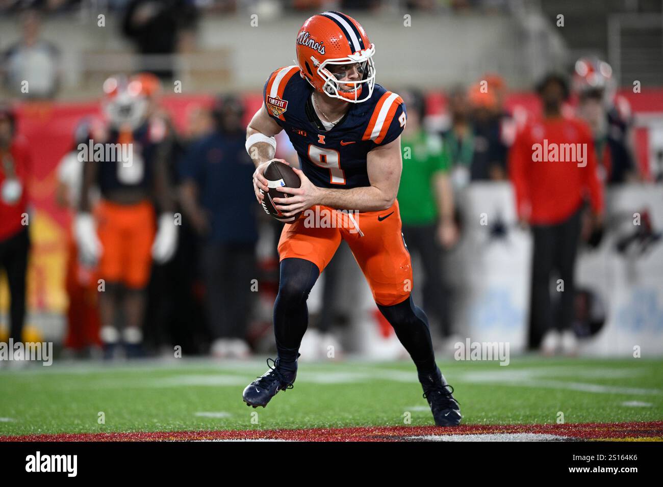 Illinois quarterback Luke Altmyer (9) looks for a receiver against ...