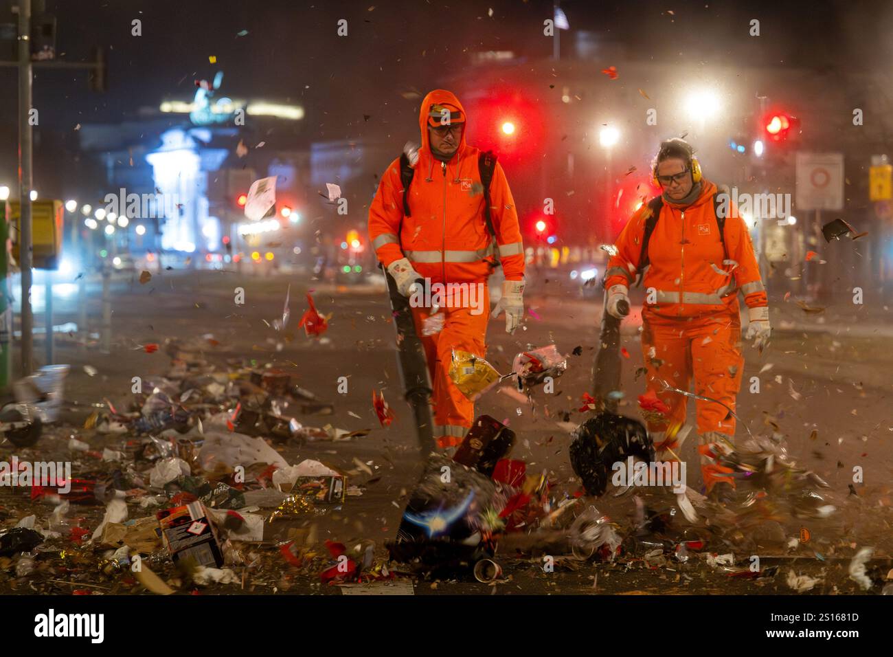 Berlin, Germany. 01st Jan, 2025. Employees of Berliner Stadtreinigung ...