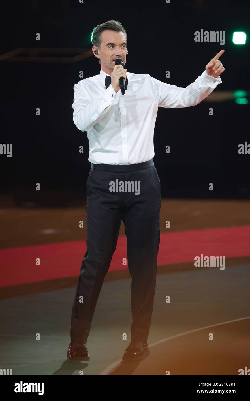 Silvester-Schlagerboom 2025 Die Wunderlichtershow Florian Silbereisen begrüsst das Publikum kurz ...