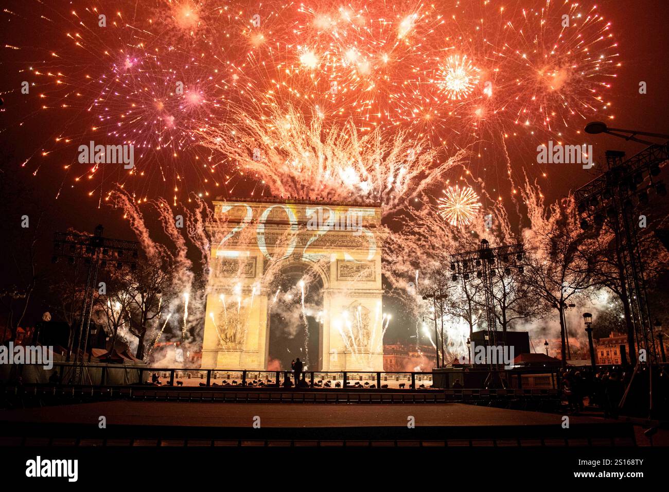 Paris, France. 01st Jan, 2025. Fireworks and light show on the Arc de ...
