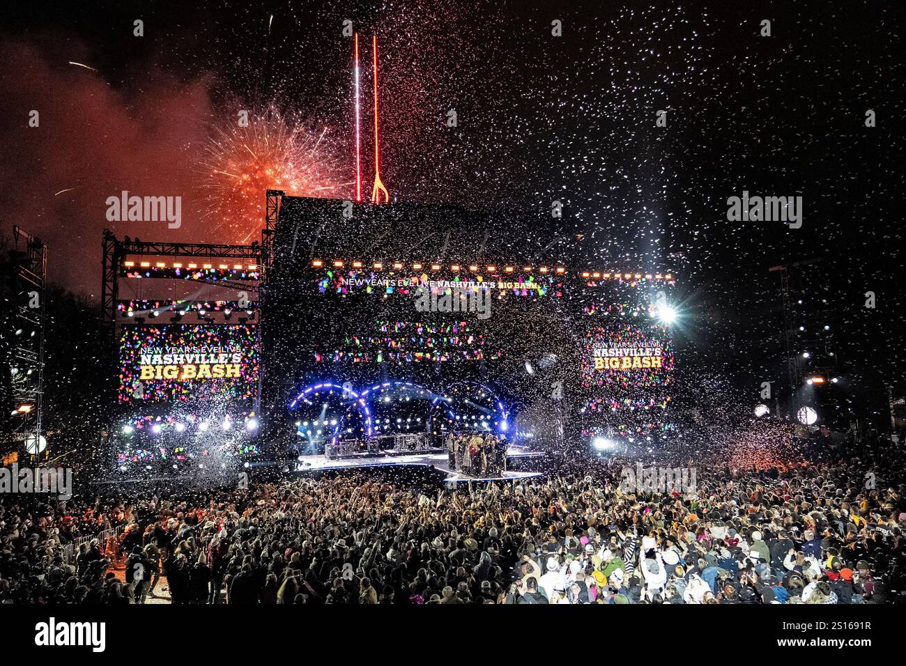 The Music Note drop and fireworks usher in the New Year at Nashville's ...