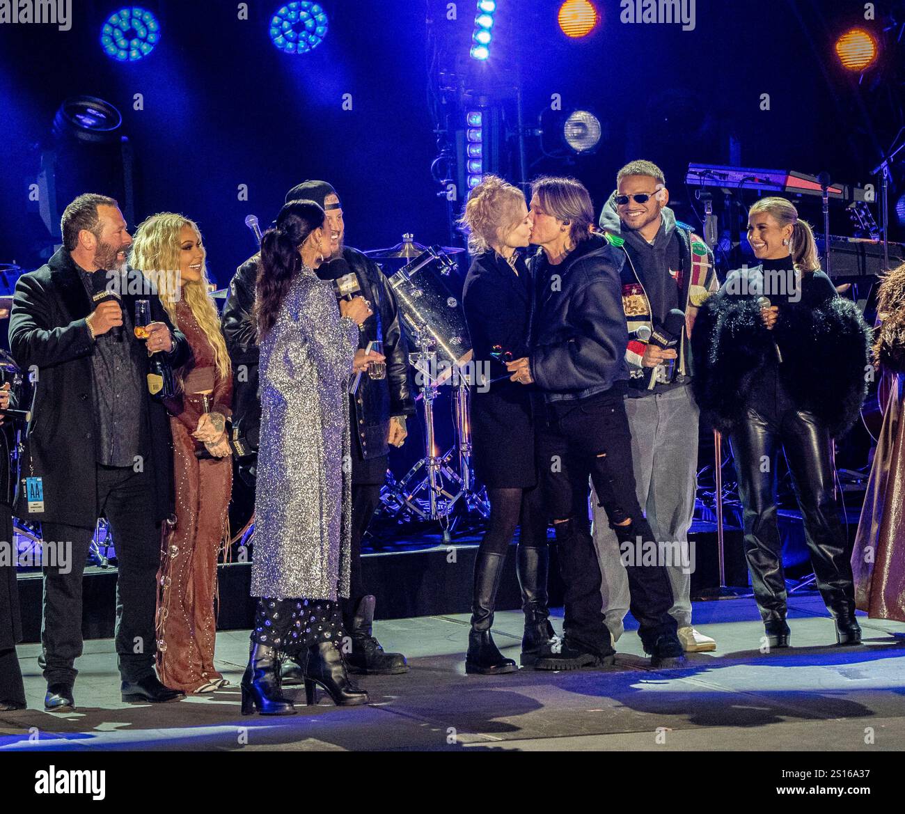 Nicole Kidman and Keith Urban kiss Nashville's Big Bash New Year's Eve ...
