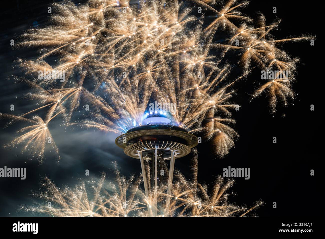 Seattle, USA. 1st Jan, 2025. New Years Eve fireworks at the iconic ...