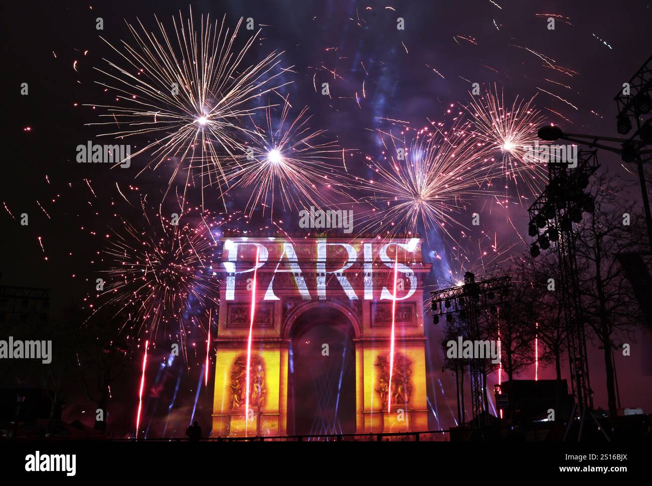 Paris, France. 1st Jan, 2025. Fireworks explode over the Arc de ...
