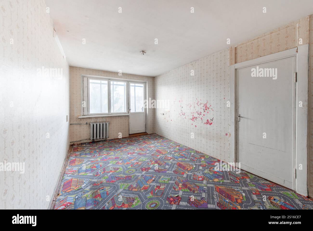 Old messy condition apartment hi-res stock photography and images - Alamy