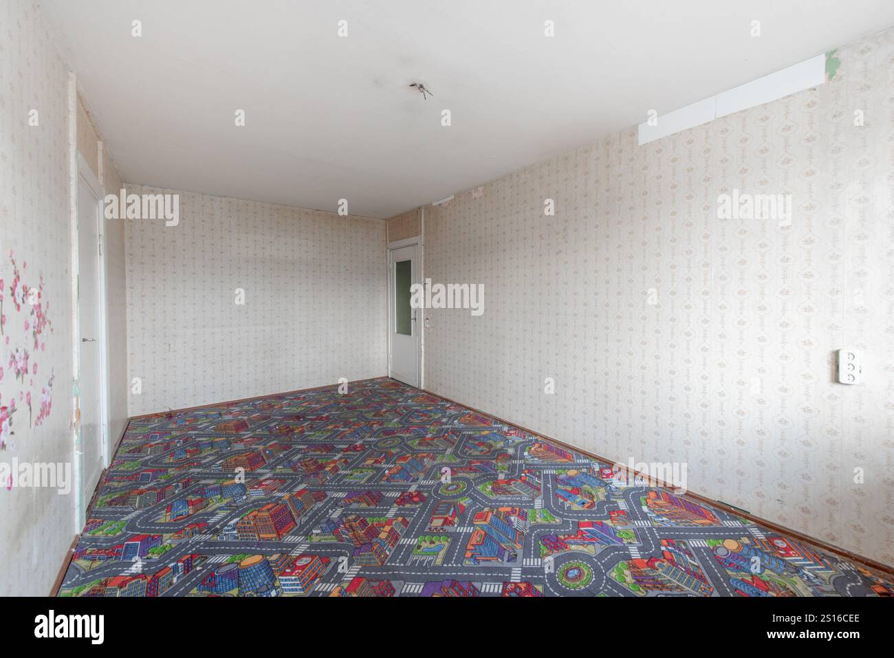 Living room in bad condition in an abandoned building. Abandoned house ...
