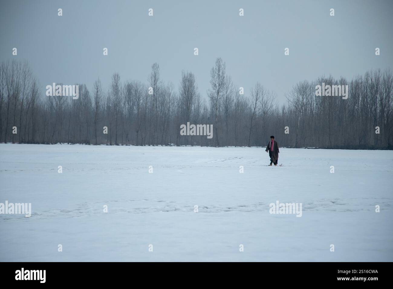 Ganderbal, India. 01st Jan, 2025. A Kashmiri man walks through a snow ...