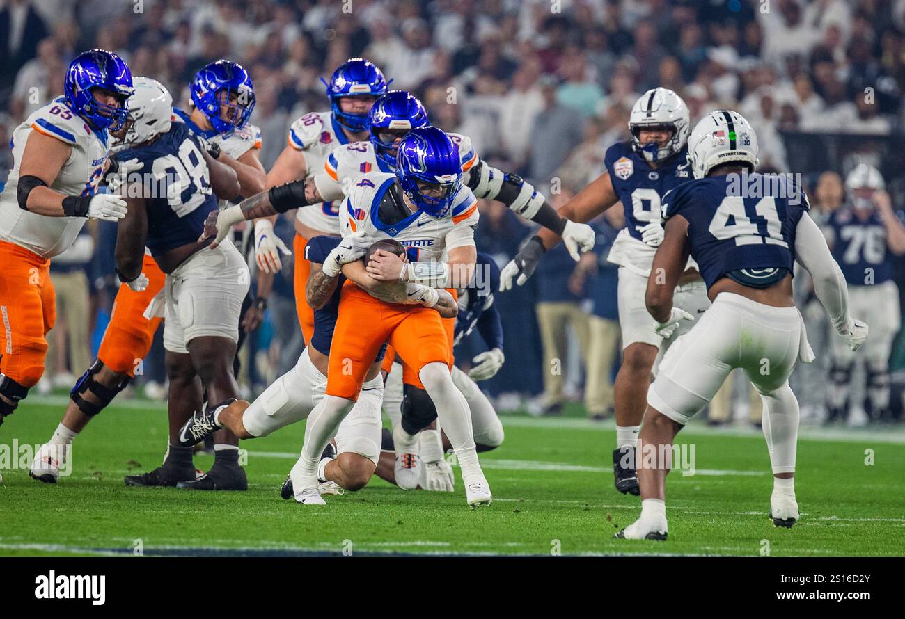 Glendale, USA. 31st Dec, 2024. December 31 2024 Glendale, AZ U.S.A. Boise State quarterback ...