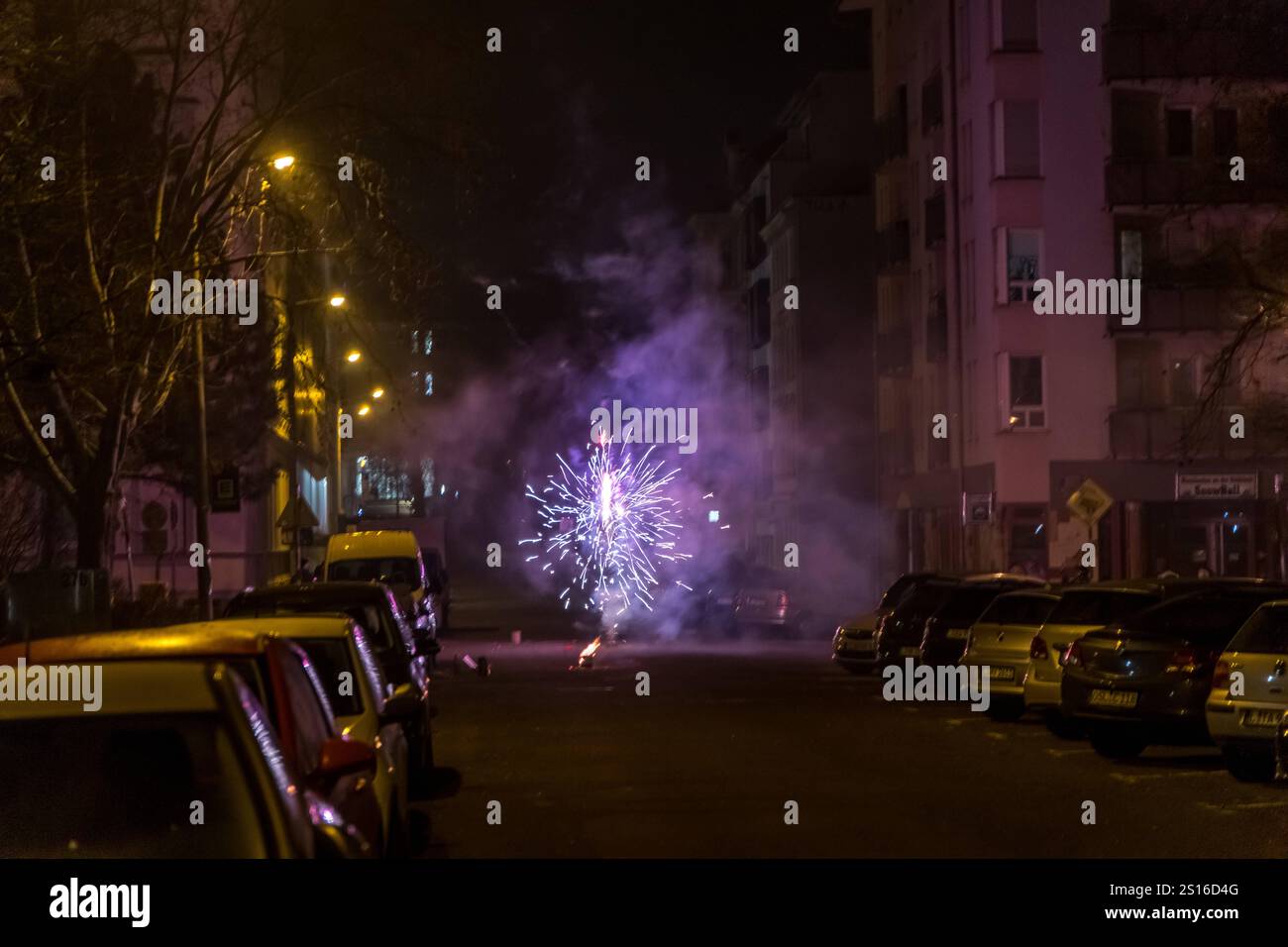 Zahlreiche Menschen feiern Neujahr in den Straßen von Leipzig Silvester ...