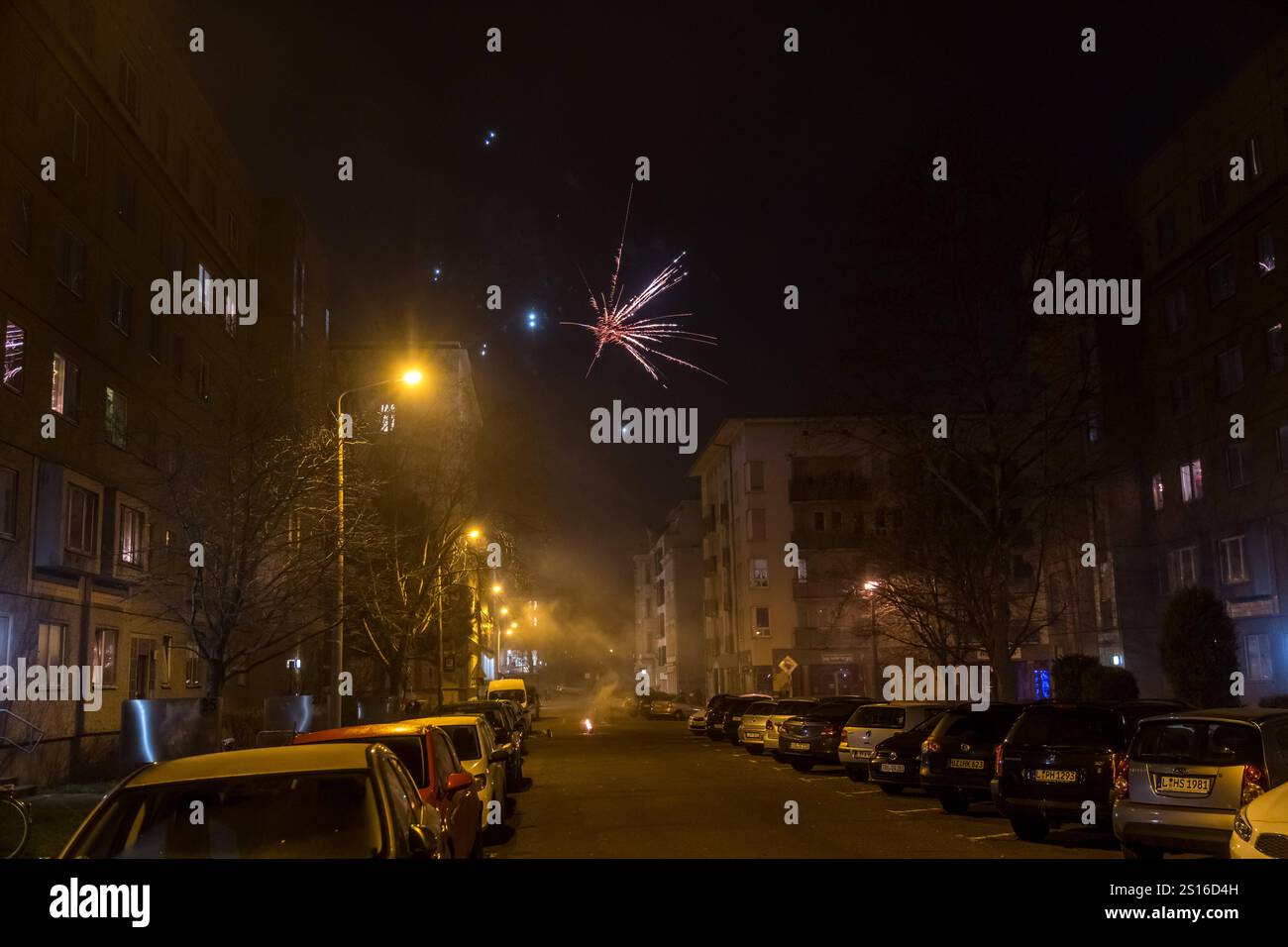 Zahlreiche Menschen feiern Neujahr in den Straßen von Leipzig Silvester ...