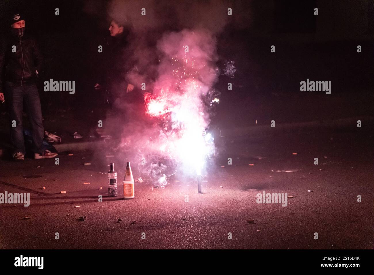 Zahlreiche Menschen feiern Neujahr in den Straßen von Leipzig Silvester ...