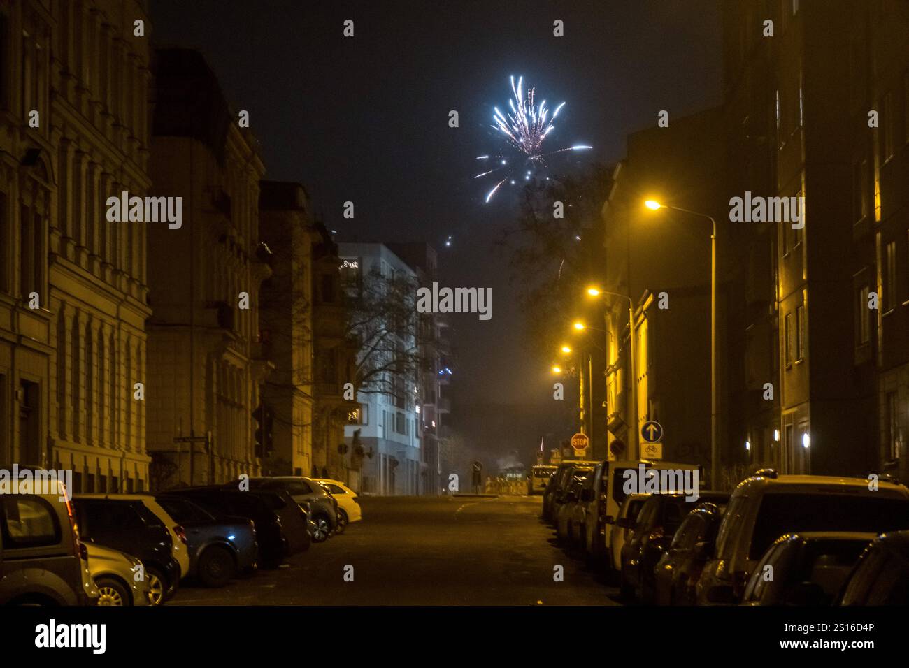 Zahlreiche Menschen feiern Neujahr in den Straßen von Leipzig Silvester ...