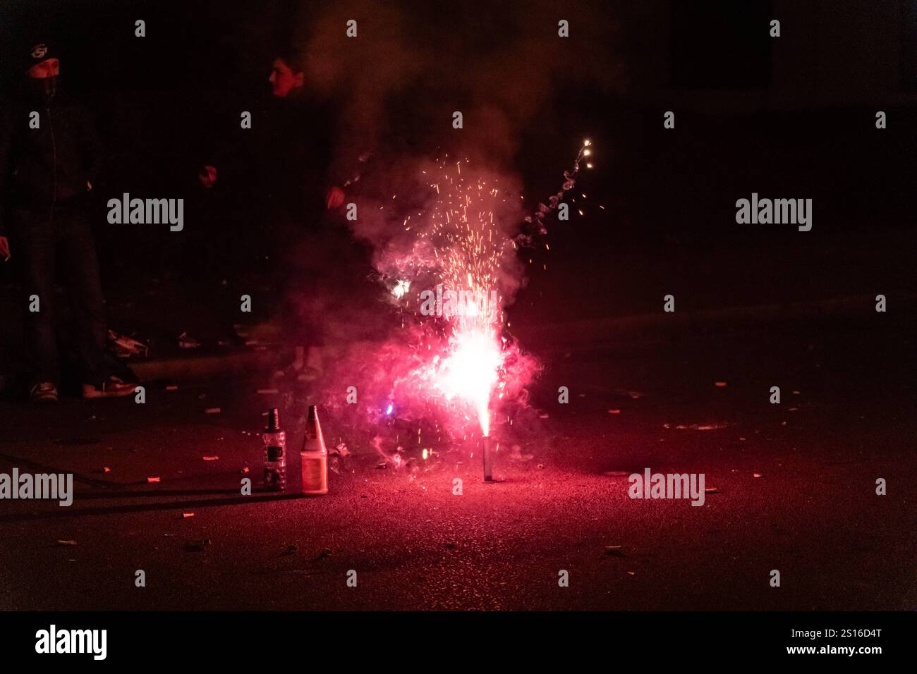 Zahlreiche Menschen feiern Neujahr in den Straßen von Leipzig Silvester ...
