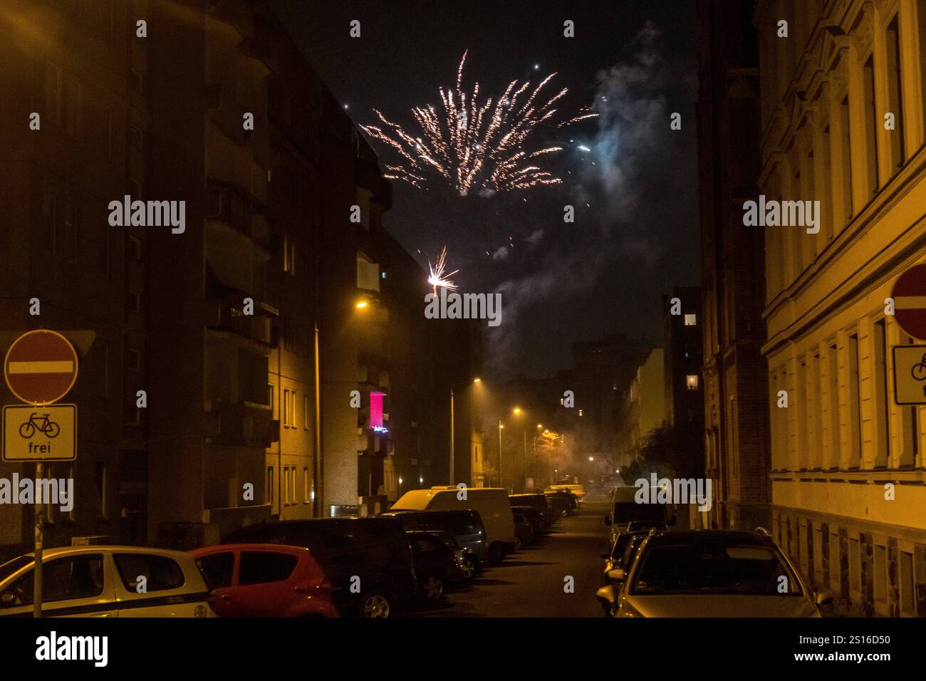 Zahlreiche Menschen feiern Neujahr in den Straßen von Leipzig Silvester ...