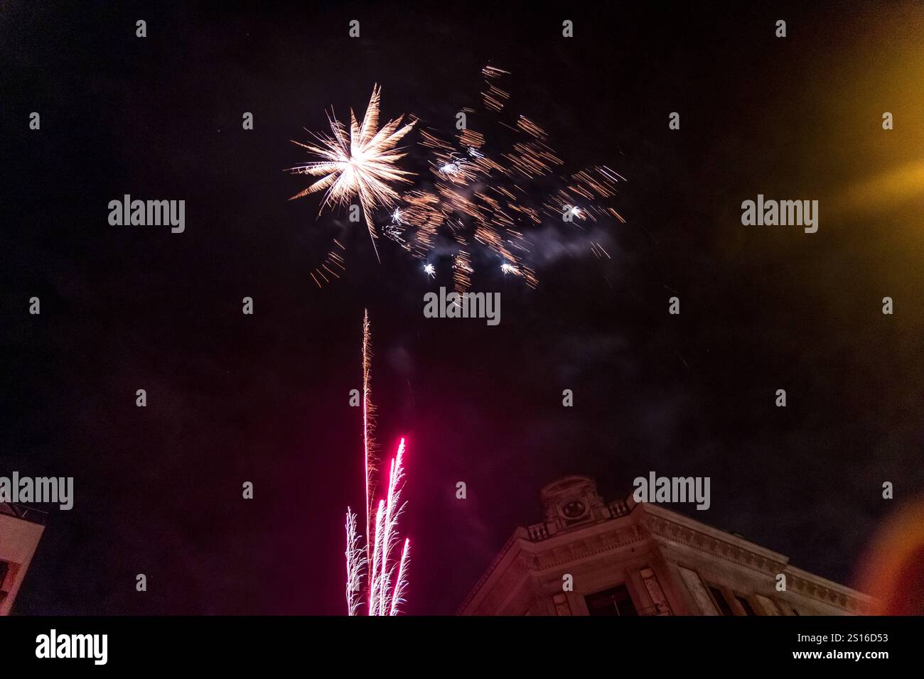 Zahlreiche Menschen feiern Neujahr in den Straßen von Leipzig Silvester ...