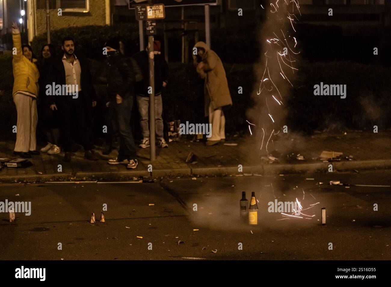 Zahlreiche Menschen feiern Neujahr in den Straßen von Leipzig Silvester ...
