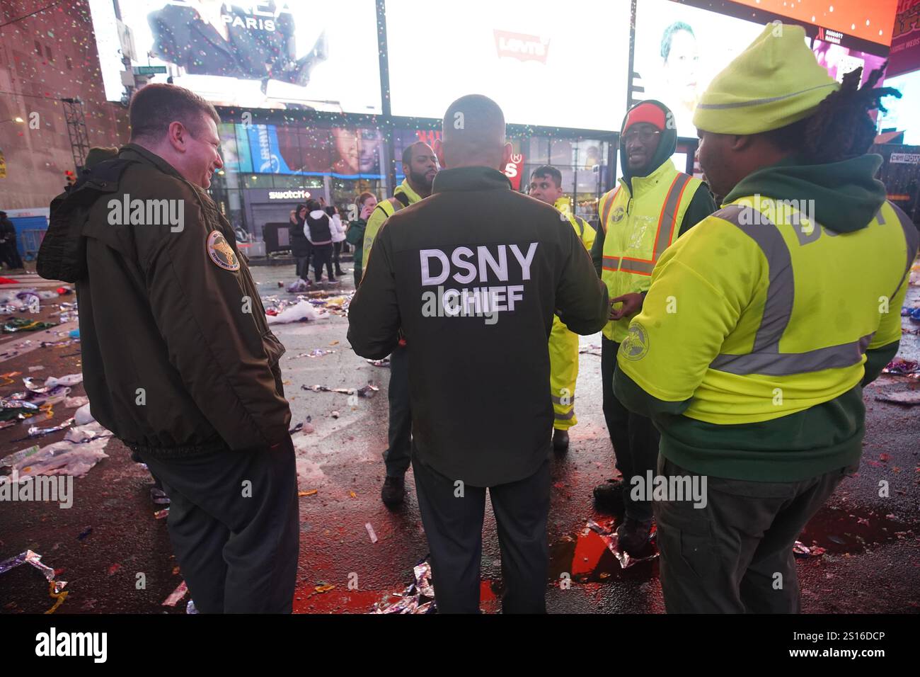 New York, United States. 31st Dec, 2024. Workers of the City of New ...