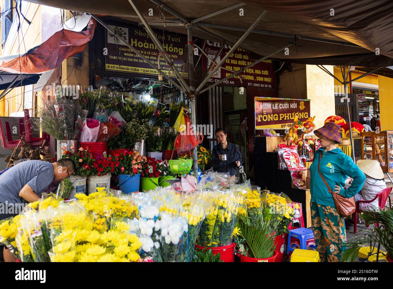 Hoi An, Vietnam - 26 July 2024 : Flower shop Stock Photo - Alamy