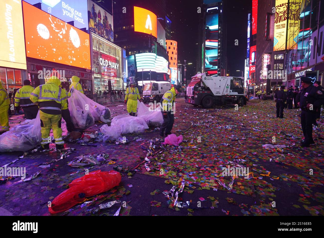 New York, United States. 31st Dec, 2024. Workers of the City of New ...