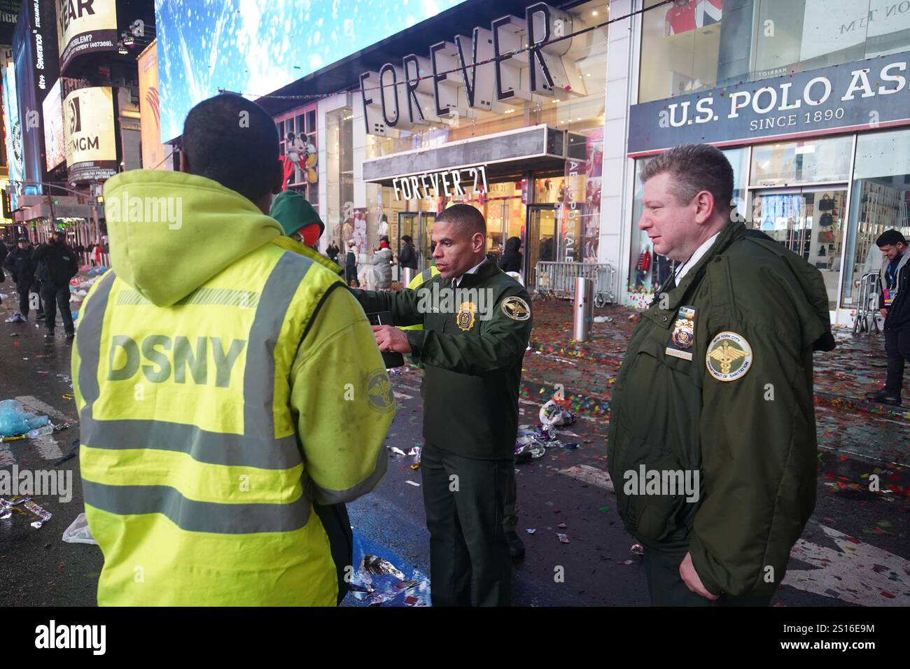 Workers of the City of New York's Department of Sanitation (DSNY) brief ...