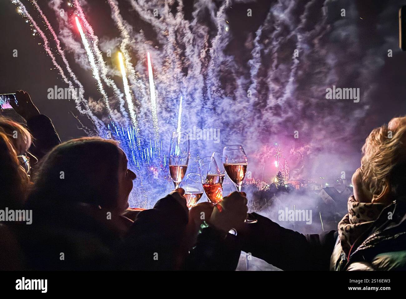 Symbolfoto,, silvester, Feuerwerk, sekt, Champagner anstoßen, null uhr ...