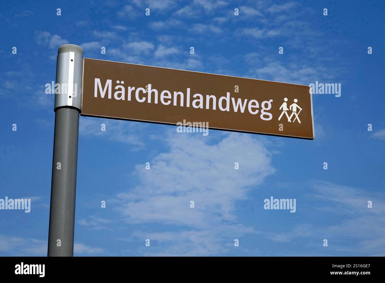 Wegweiser mit Märchenlandweg und Wanderwegpiktogramm Fotomontage ...