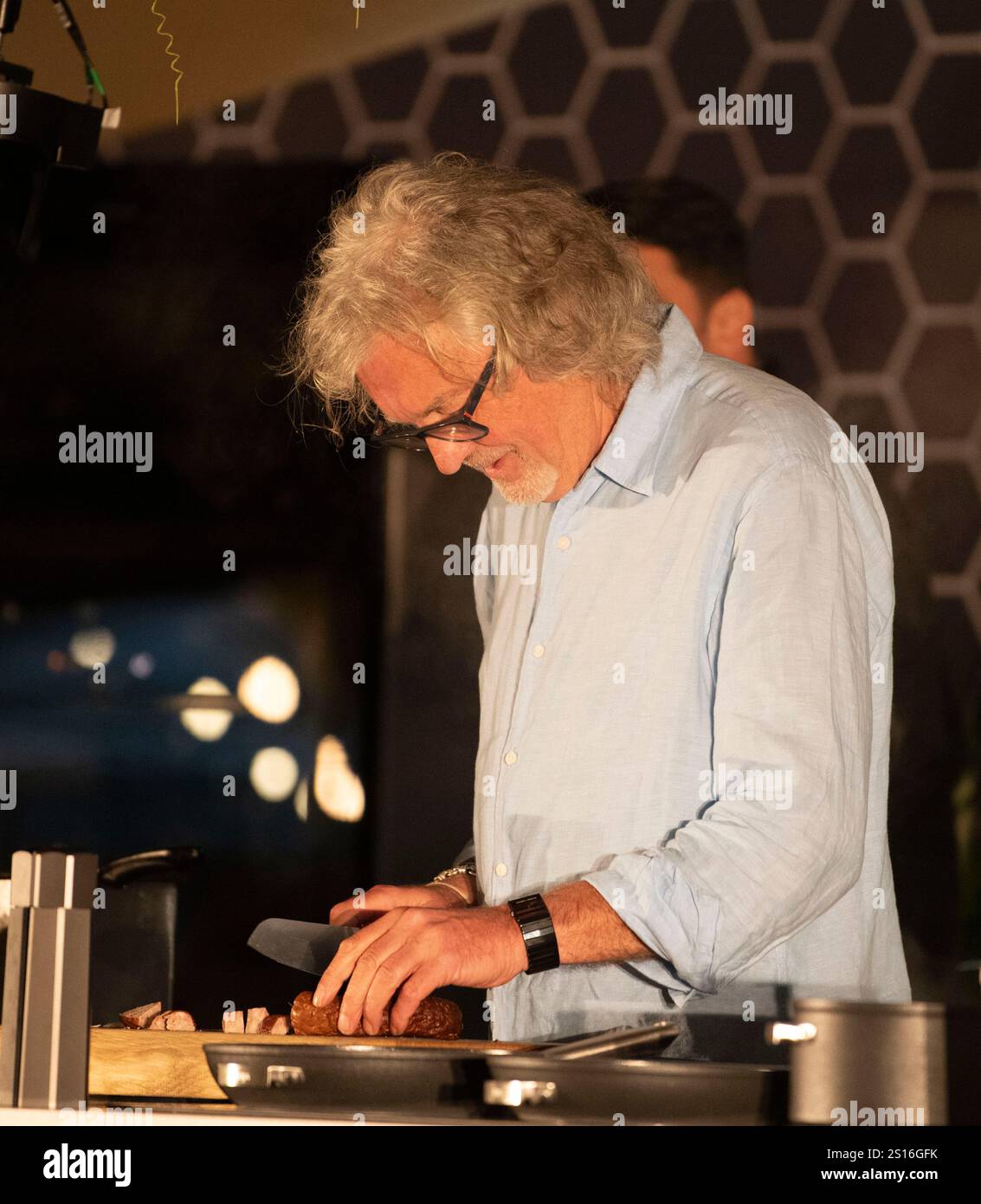 James May and Tom Kerridge mystory cooking bag at Tom Kerridges pub in ...