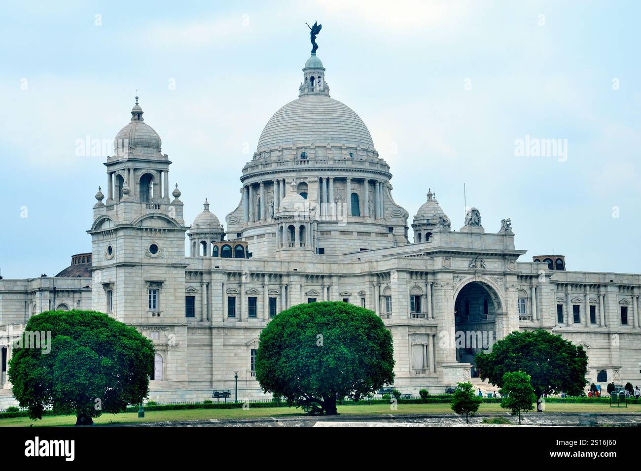 The Victoria Memorial, is a large marble monument on the Maidan in ...