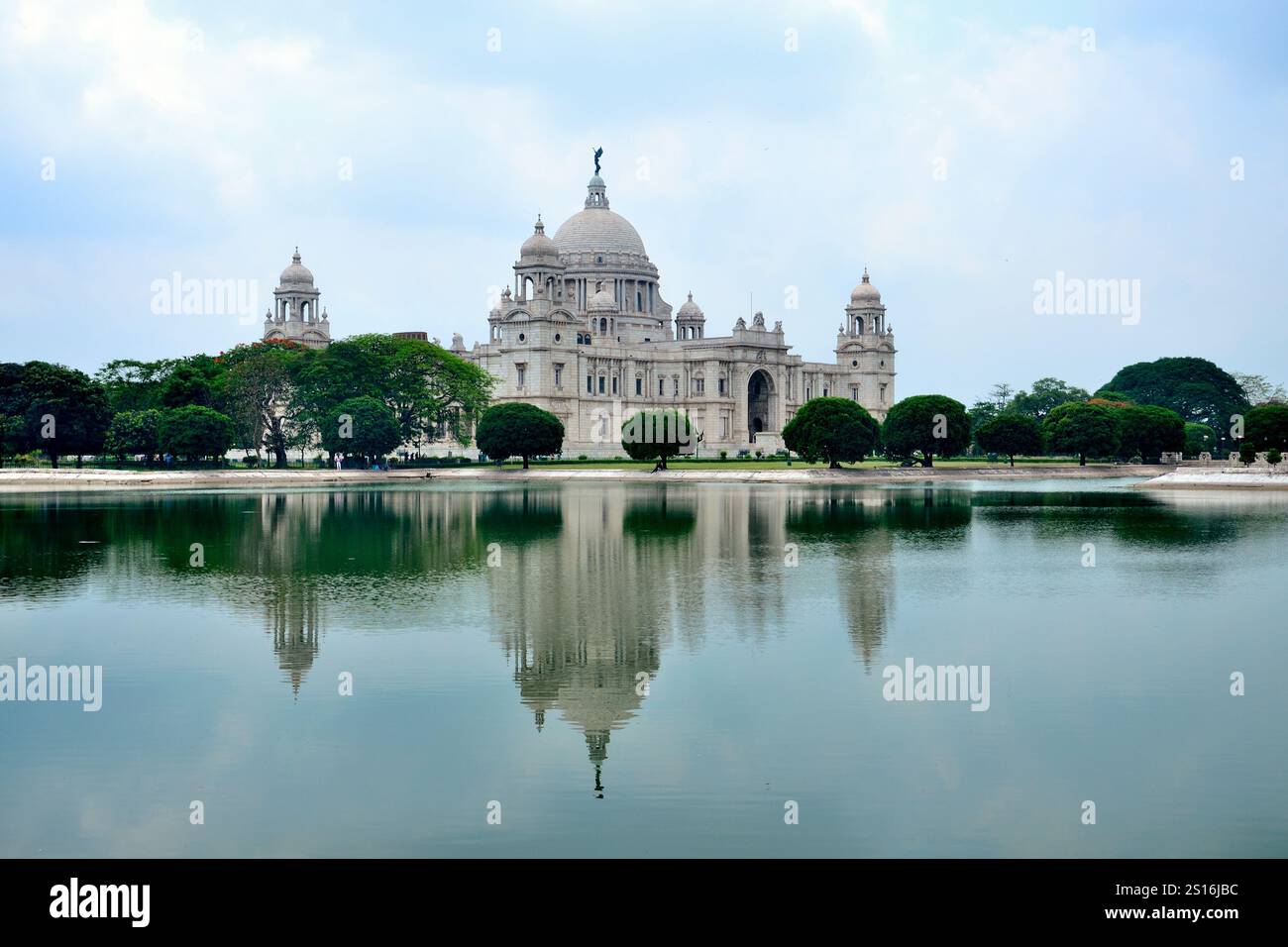 The Victoria Memorial, is a large marble monument on the Maidan in ...