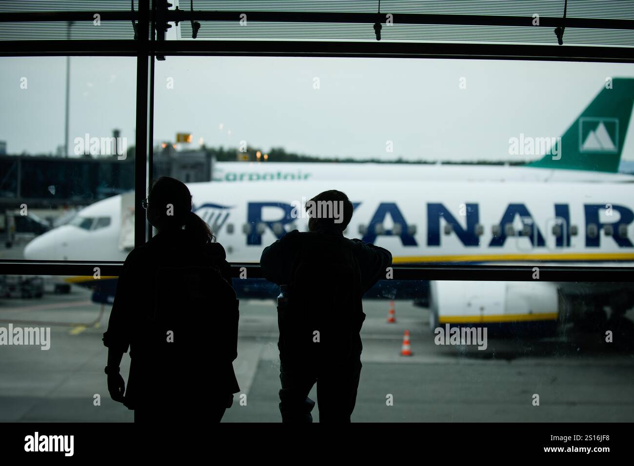 Travelers in front of ryanair plane hi-res stock photography and images ...