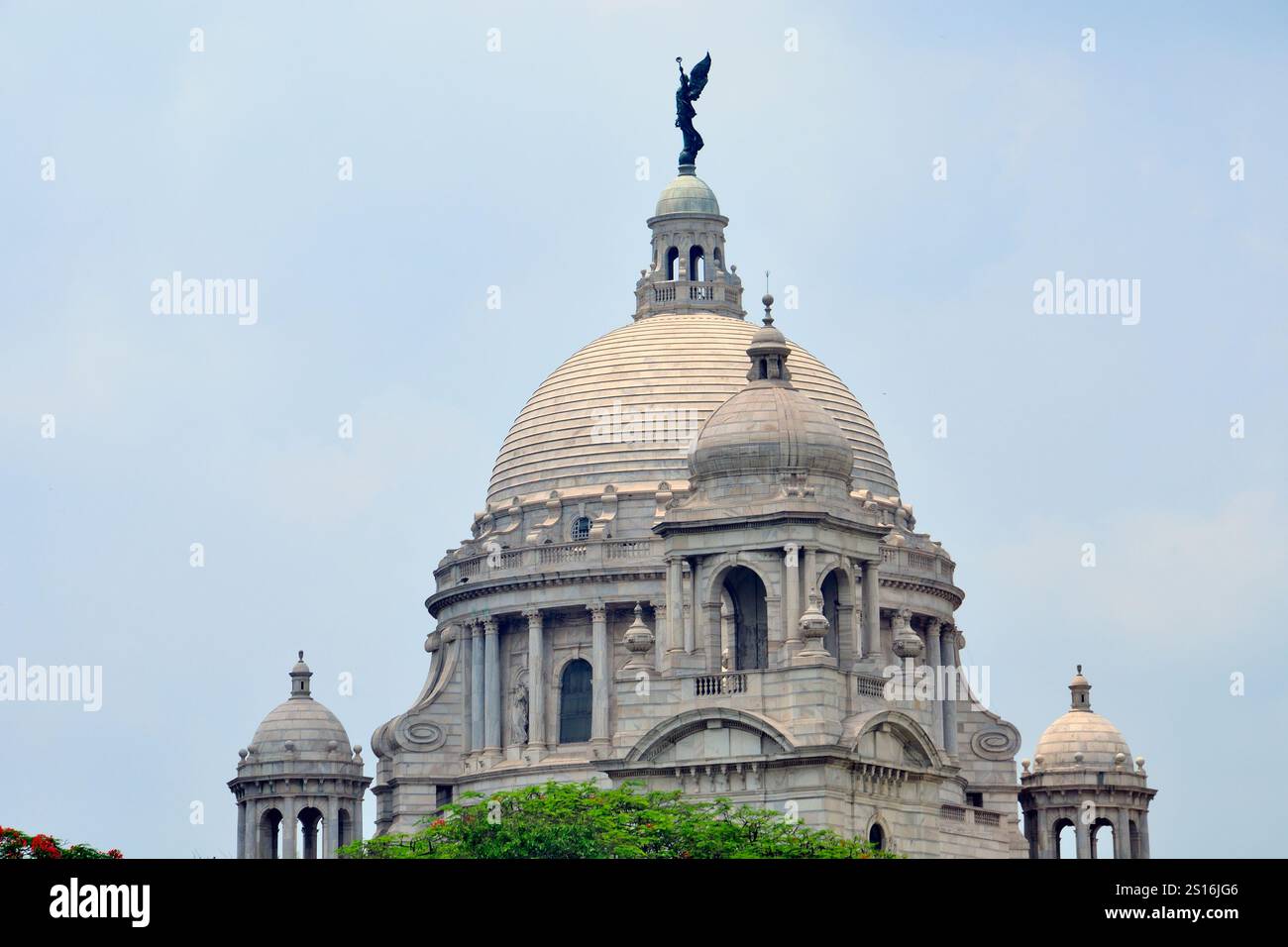 The Victoria Memorial, is a large marble monument on the Maidan in ...
