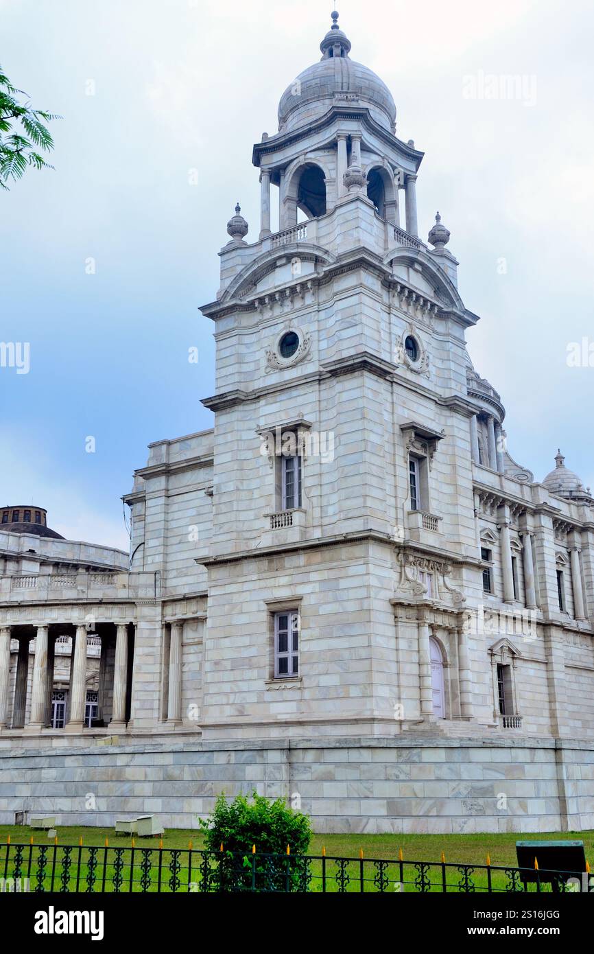 The Victoria Memorial, is a large marble monument on the Maidan in ...