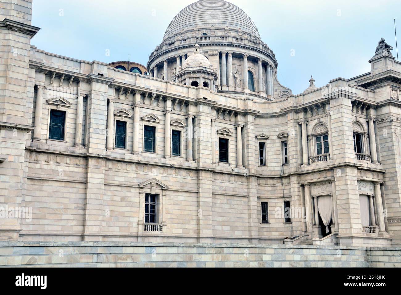 The Victoria Memorial, is a large marble monument on the Maidan in ...