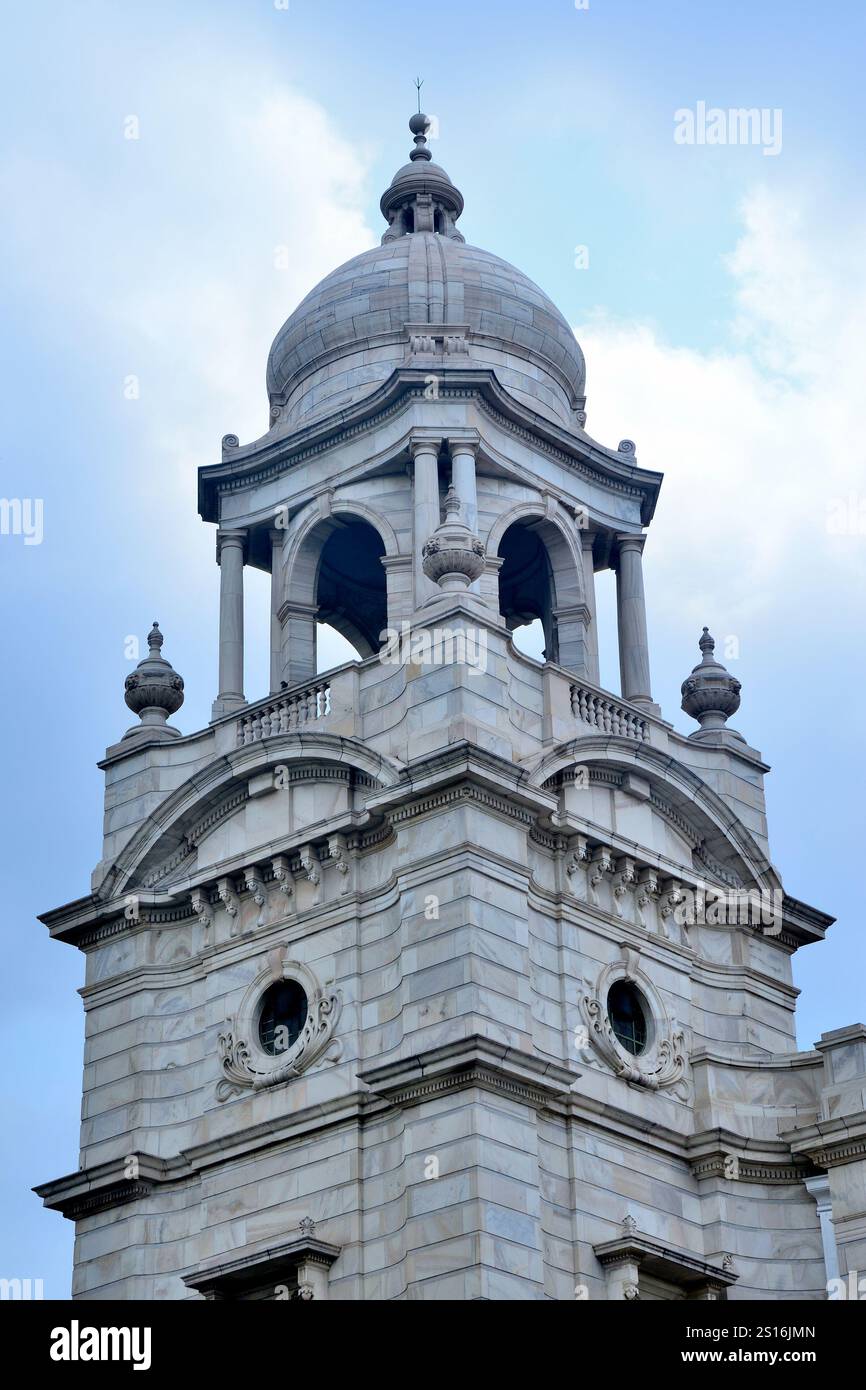 The Victoria Memorial, is a large marble monument on the Maidan in ...