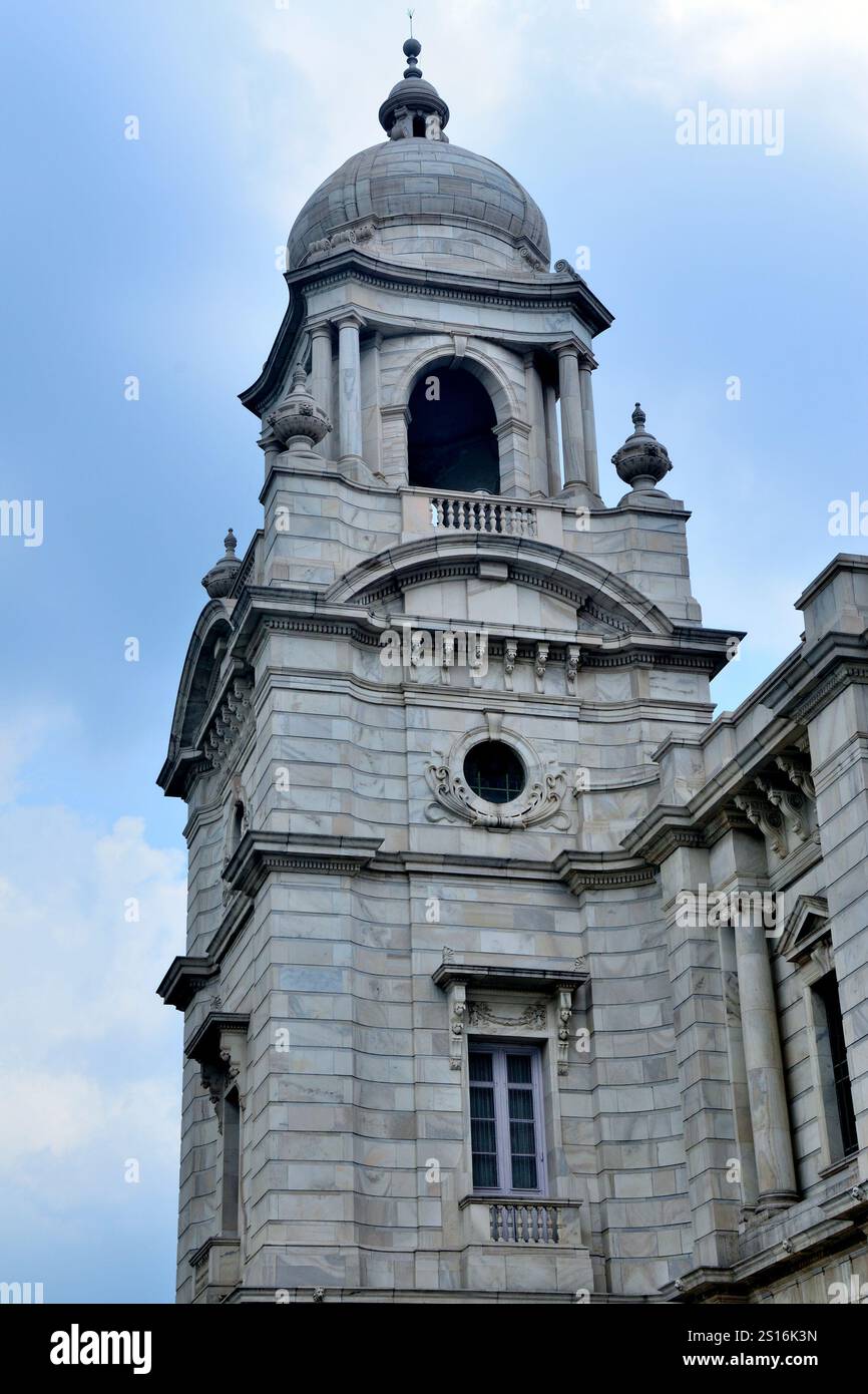 The Victoria Memorial, is a large marble monument on the Maidan in ...