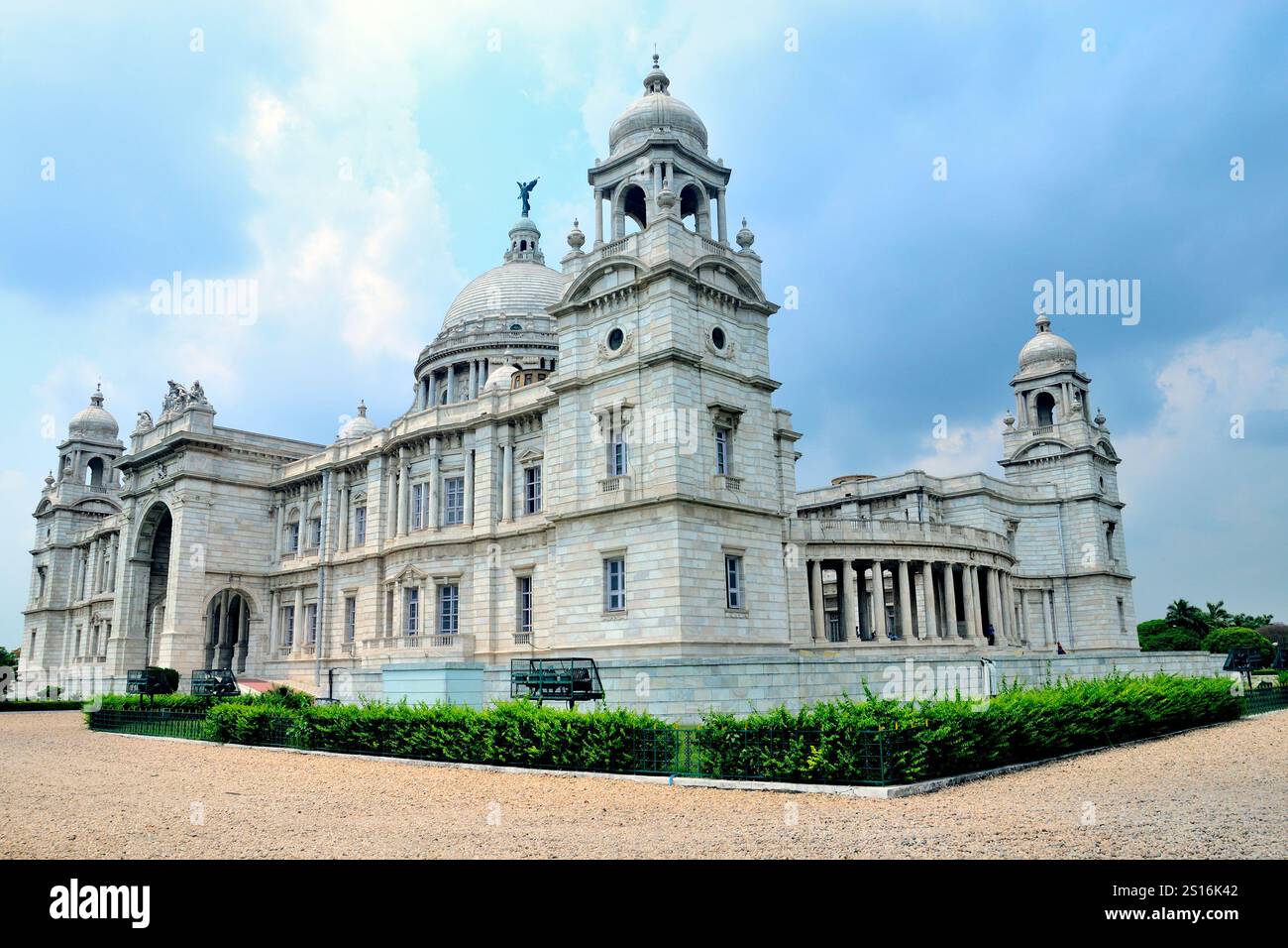 The Victoria Memorial, is a large marble monument on the Maidan in ...