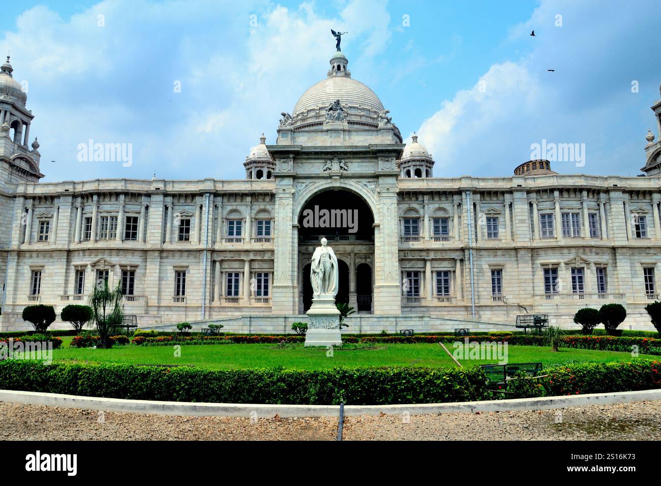 The Victoria Memorial, is a large marble monument on the Maidan in ...
