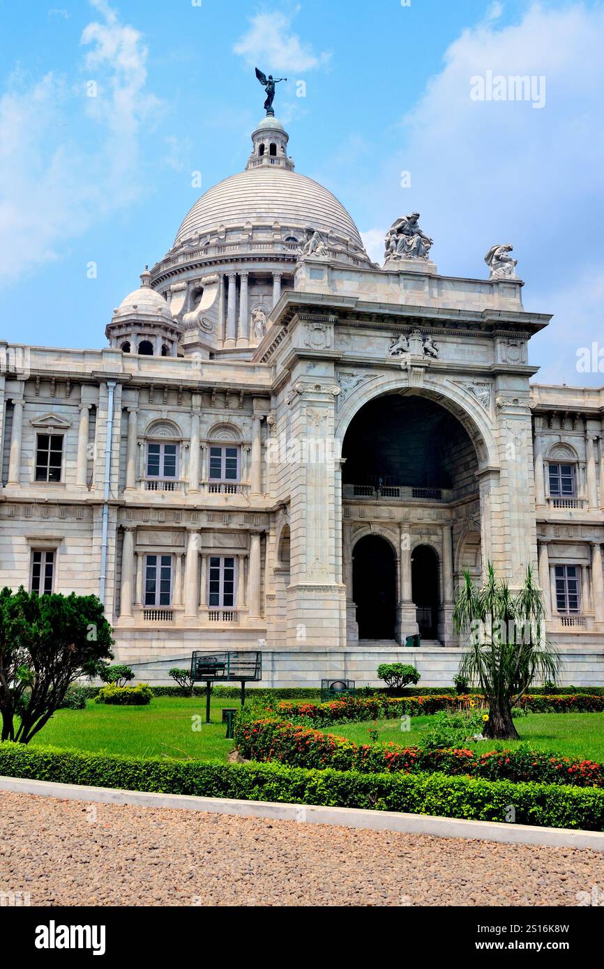 The Victoria Memorial, is a large marble monument on the Maidan in ...