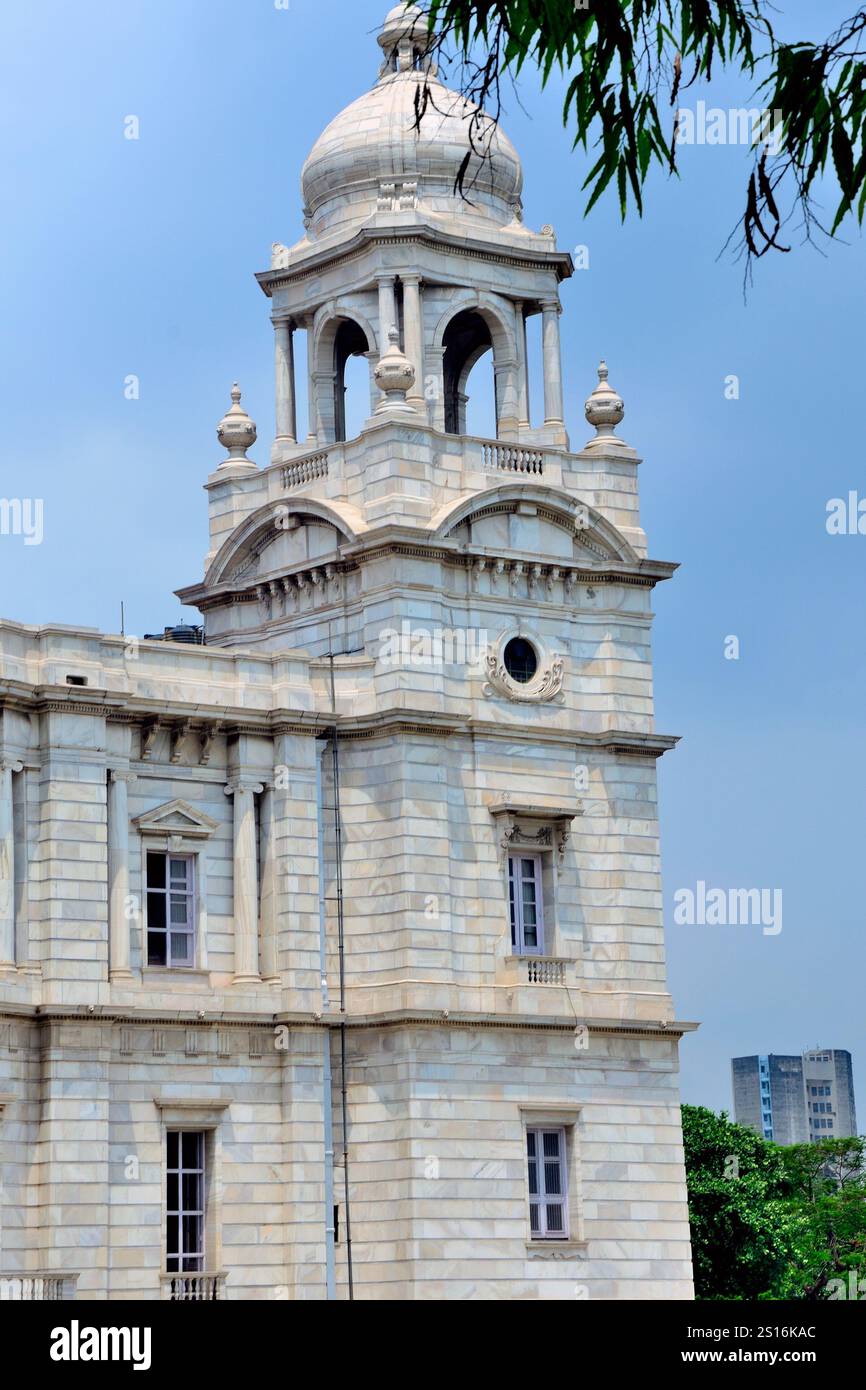 The Victoria Memorial, is a large marble monument on the Maidan in ...