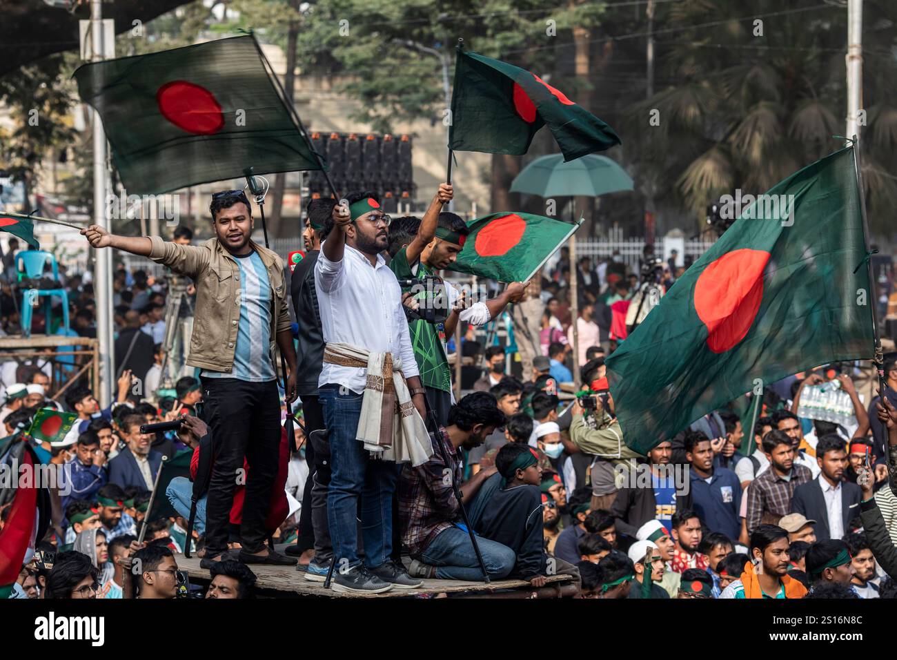 Dhaka, Bangladesh. 31st Dec, 2024. Students and supporters shout slogans wave Bangladesh ...