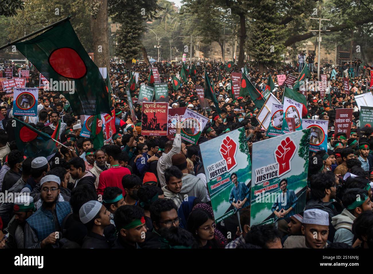 Dhaka, Bangladesh. 31st Dec, 2024. Students and supporters hold placards and Bangladesh National ...