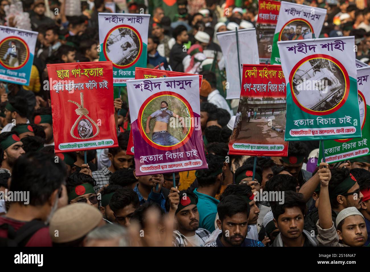 Dhaka, Bangladesh. 31st Dec, 2024. Students and supporters hold placards during the 'March for ...