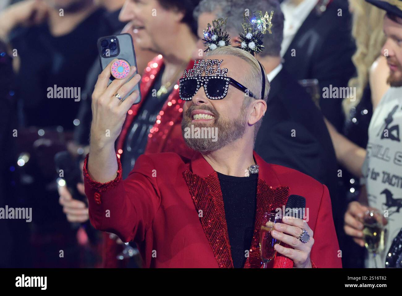 Silvester-Schlagerboom 2025 Die Wunderlichtershow Ross Antony macht ein Selfie von sich und den ...