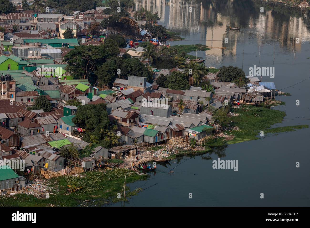General view of Korail slum, one of the largest slums in Gulshan area ...