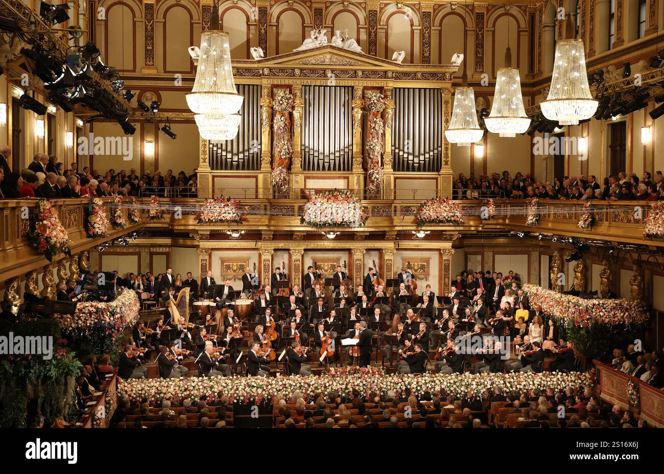 (250101) -- VIENNA, Jan. 1, 2025 (Xinhua) -- The Vienna Philharmonic ...